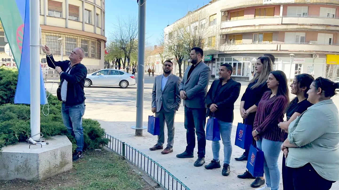 Zastava Roma podignuta ispred zgrade Opštine - Portal Onogošt