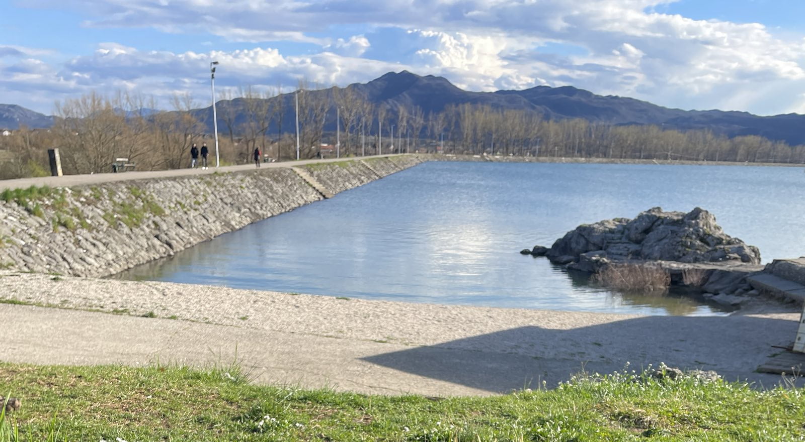 Na jezeru Krupac zaplijenjena mreža duga 300 metara puna ribe - Portal ...